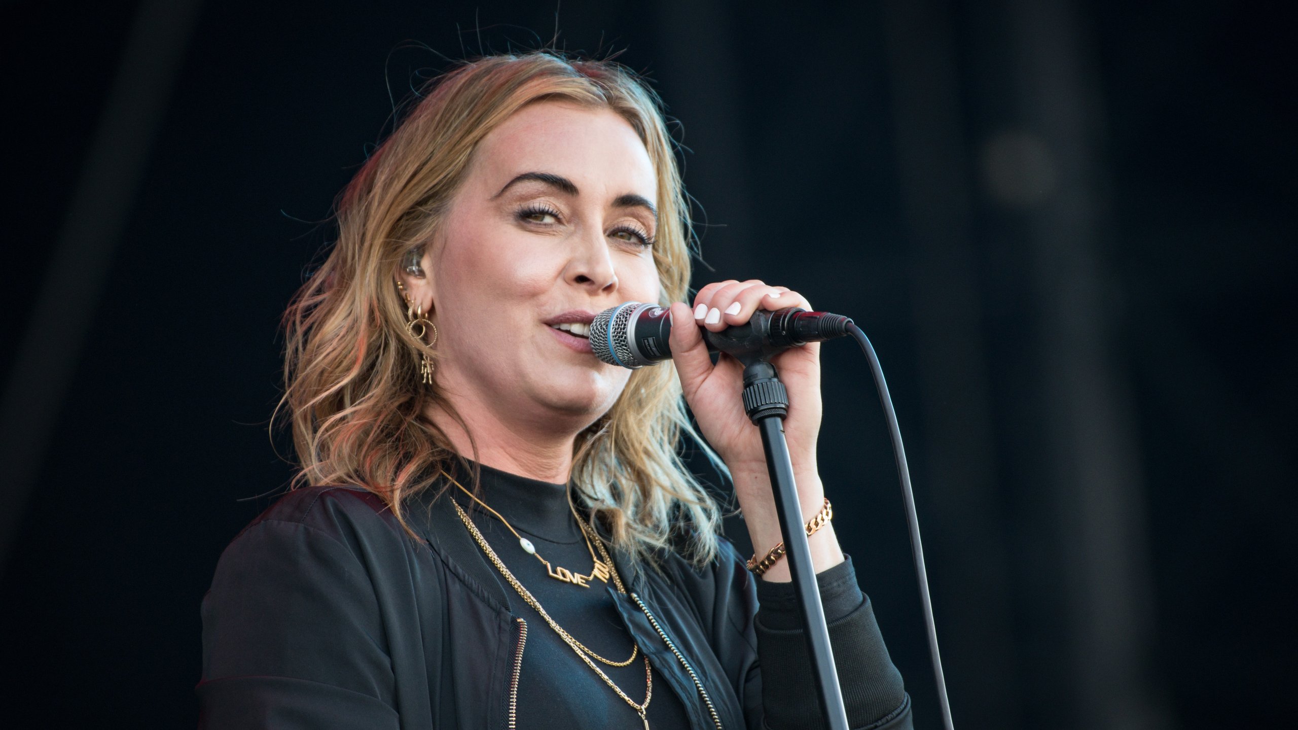 Gestrande Anouk geeft update over situatie | Grazia