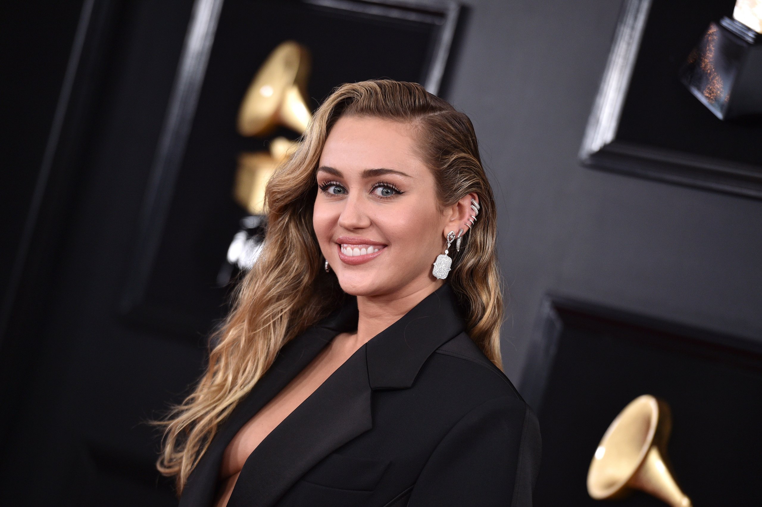 Wat iedereen over het hoofd zag bij Miley Cyrus' Grammy outfit | Grazia
