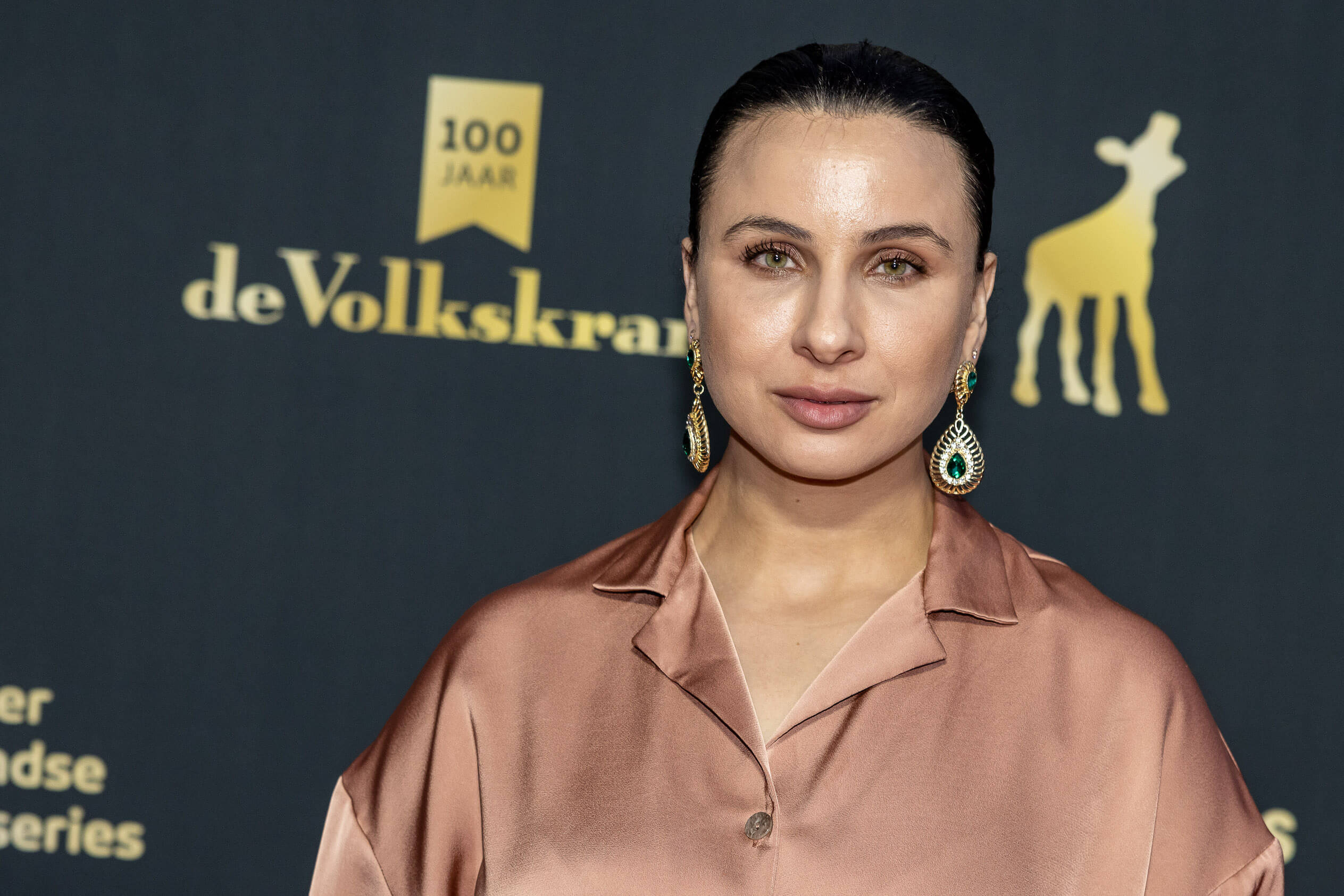 Mocro Maffia-actrice Zineb Fallouk: 'Actrices eisen hun plek steeds ...