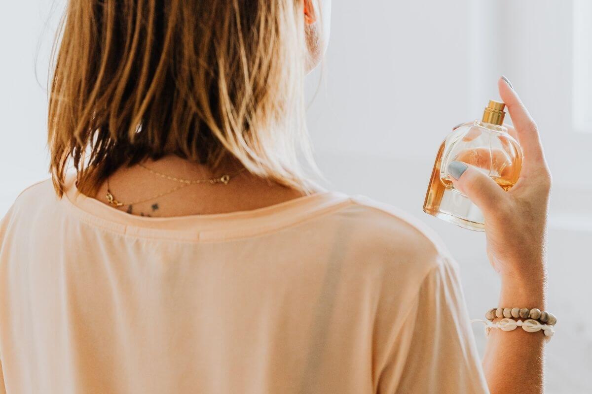 Dankzij deze TikTok-hack blijft de geur van je parfum veel langer hangen