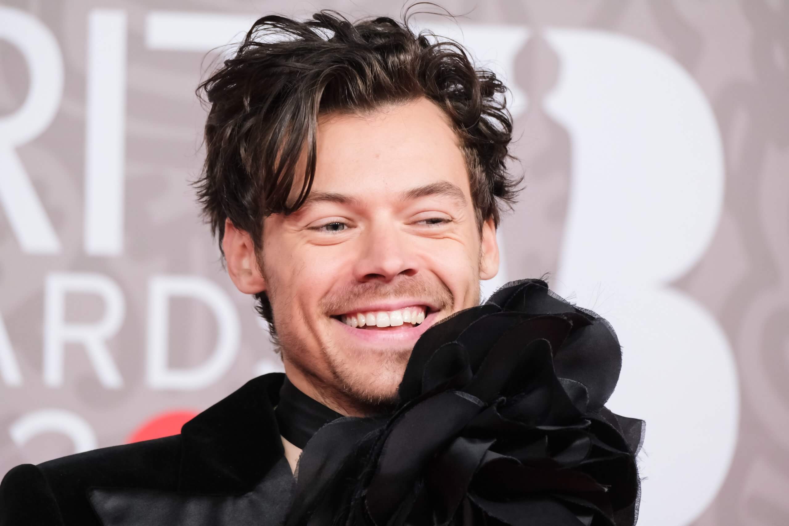 OMG: Harry Styles scheert al zijn haar af