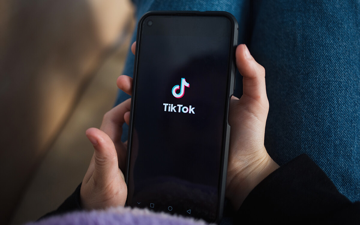 Dankzij deze TikTok-hack kun je wél lekker slapen in het vliegtuig
